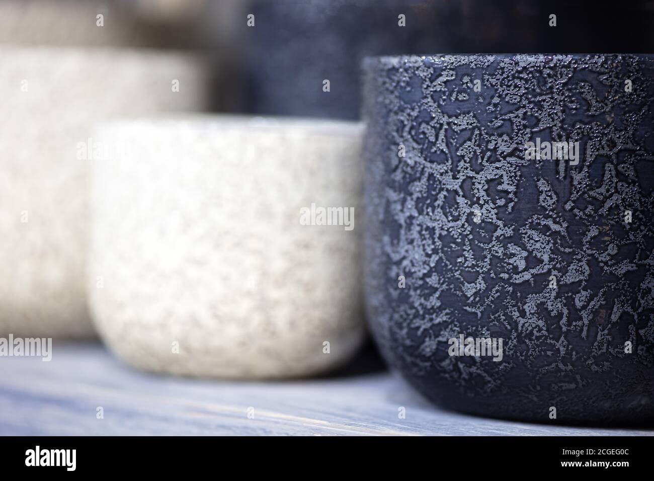 Empty garden pots hi-res stock photography and images - Alamy