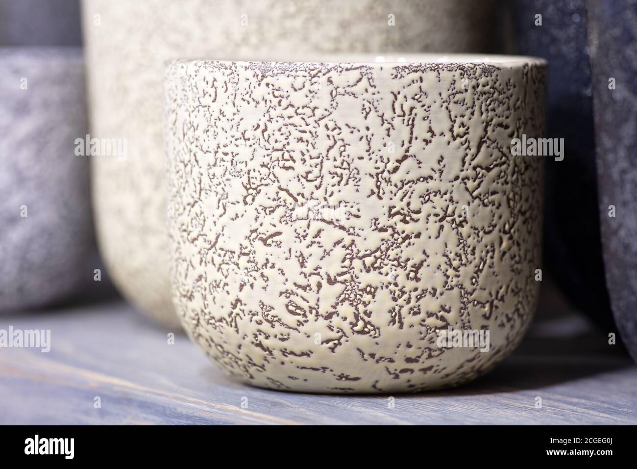 Empty garden pots hi-res stock photography and images - Alamy