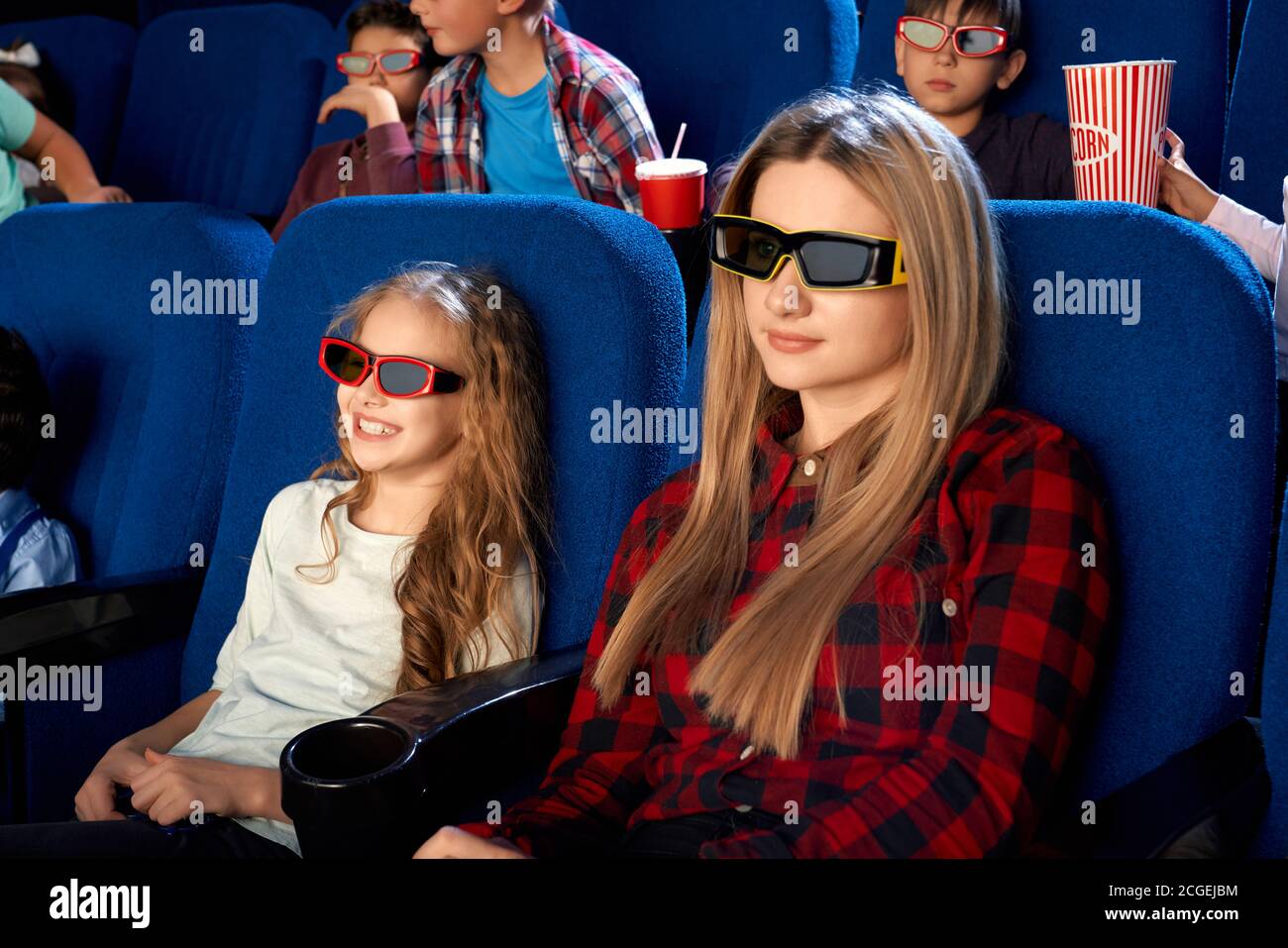 Family at movie theatre hi-res stock photography and images - Alamy