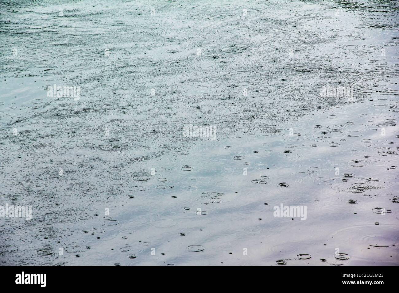 Raindrops falling on the water surface Stock Photo - Alamy