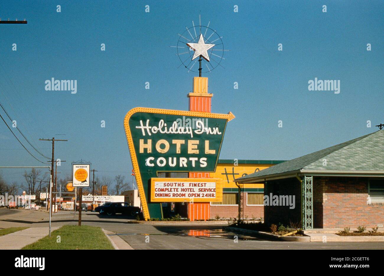 First Holiday Inn on Summer Ave 1957 Stock Photo - Alamy