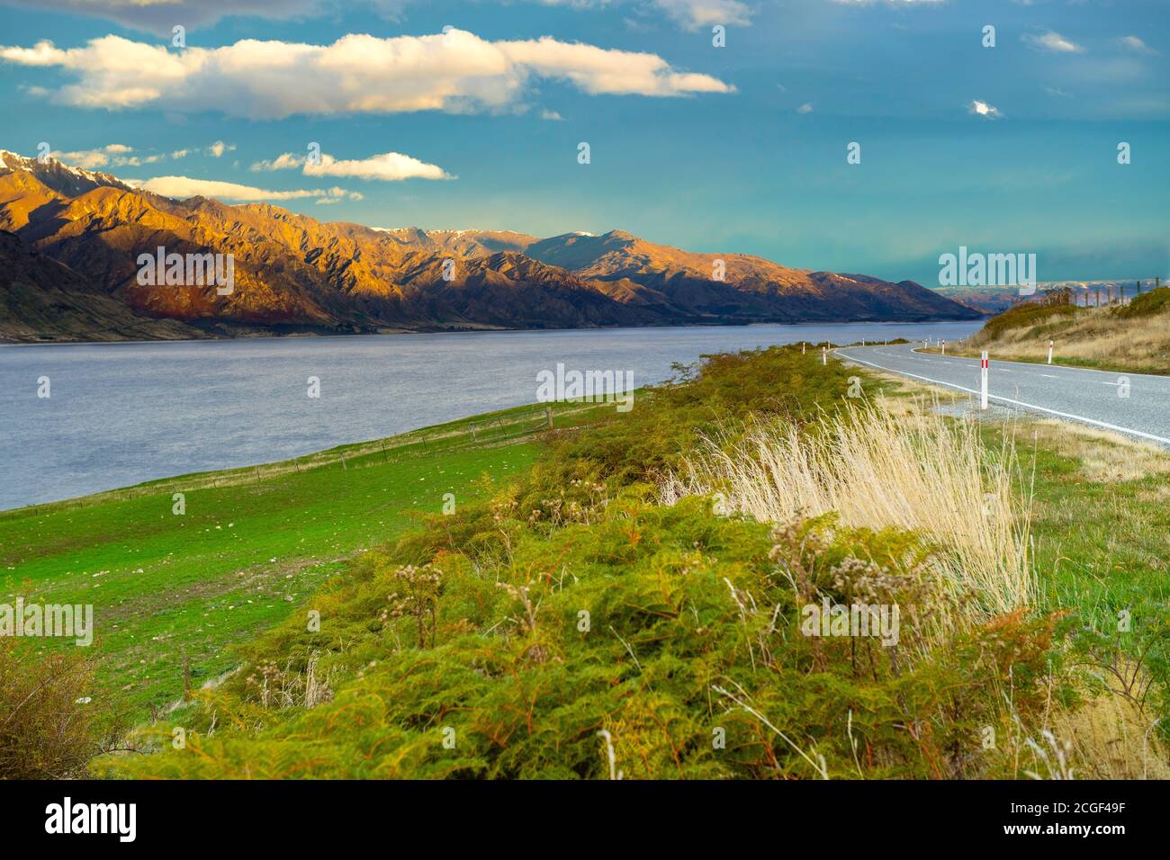 Lake Hawea, Wanaka Otago, New Zealand, mountains and lake with blue sky ...