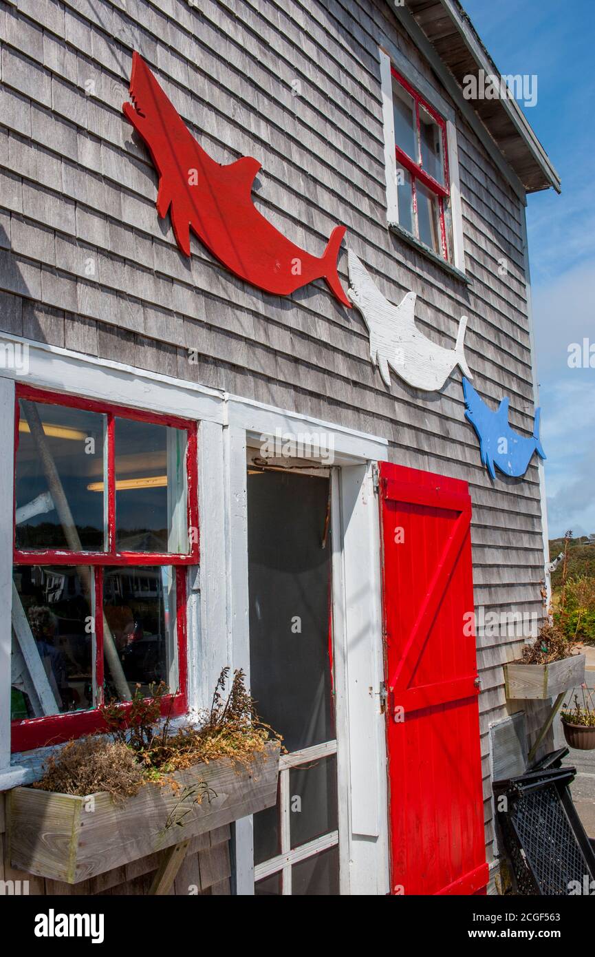 A fish market in the small fishing port of Menemsha on Martha?s ...
