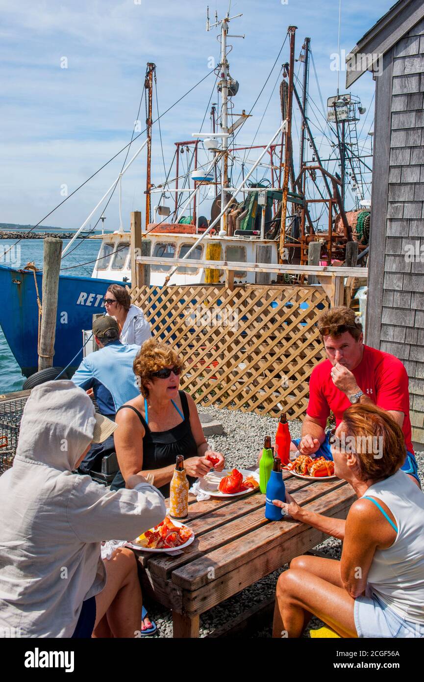 People eating seafood on port hi-res stock photography and images - Alamy