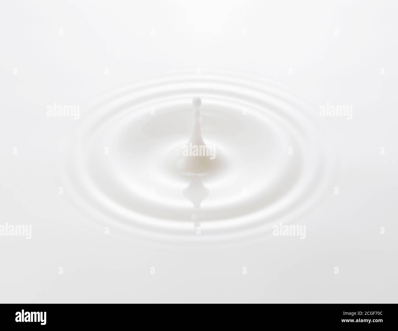 Drop the milk on the milk of the entire screen. Ripples and drops of ...