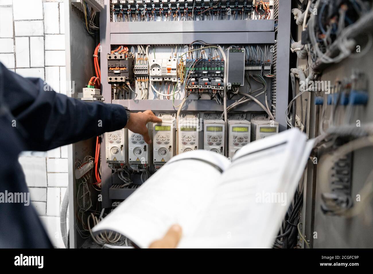 Electrician production hi-res stock photography and images - Alamy
