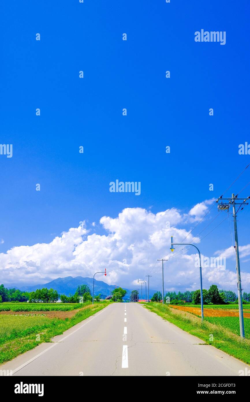 Solid sunny blue sky background hi-res stock photography and images - Alamy