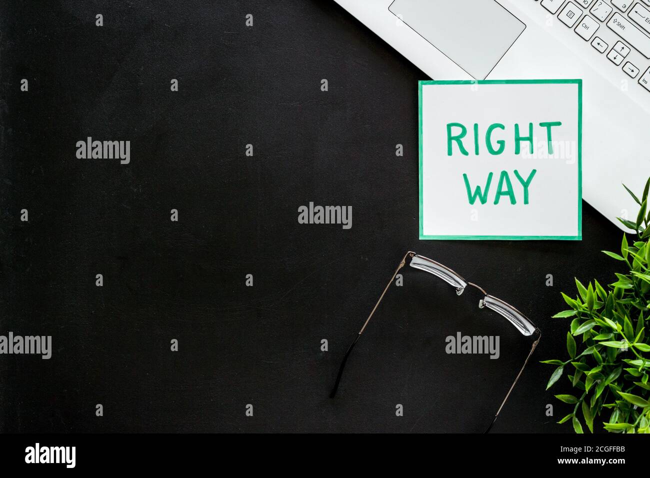 Right way icon on black office desk top view copy space Stock Photo - Alamy