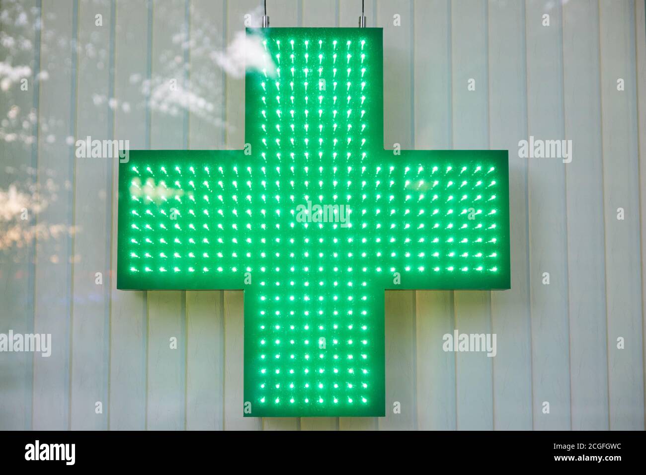 Green pharmacy cross sign night hi-res stock photography and images - Alamy