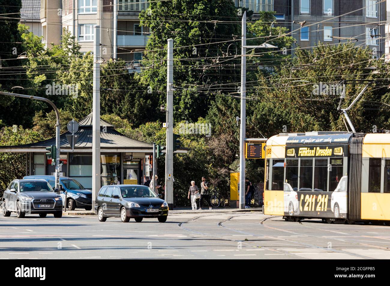 Vehicles pedestrians city crossroads hi-res stock photography and ...