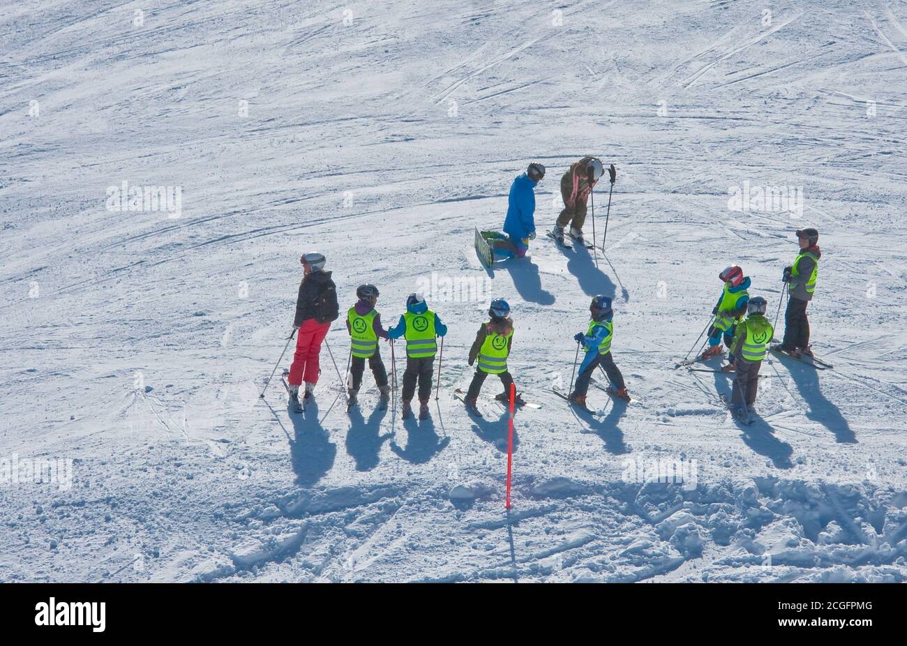 Instructor for skiing with a group of children Stock Photo - Alamy
