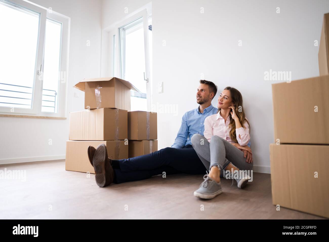 Happy couple moving house hi-res stock photography and images - Alamy