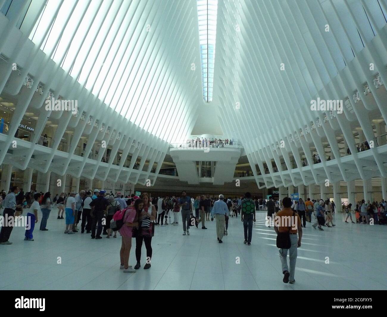 PEOPLE INSIDE OF THE OCULUS STATION IN WORDL TRADE CENTER Stock Photo ...