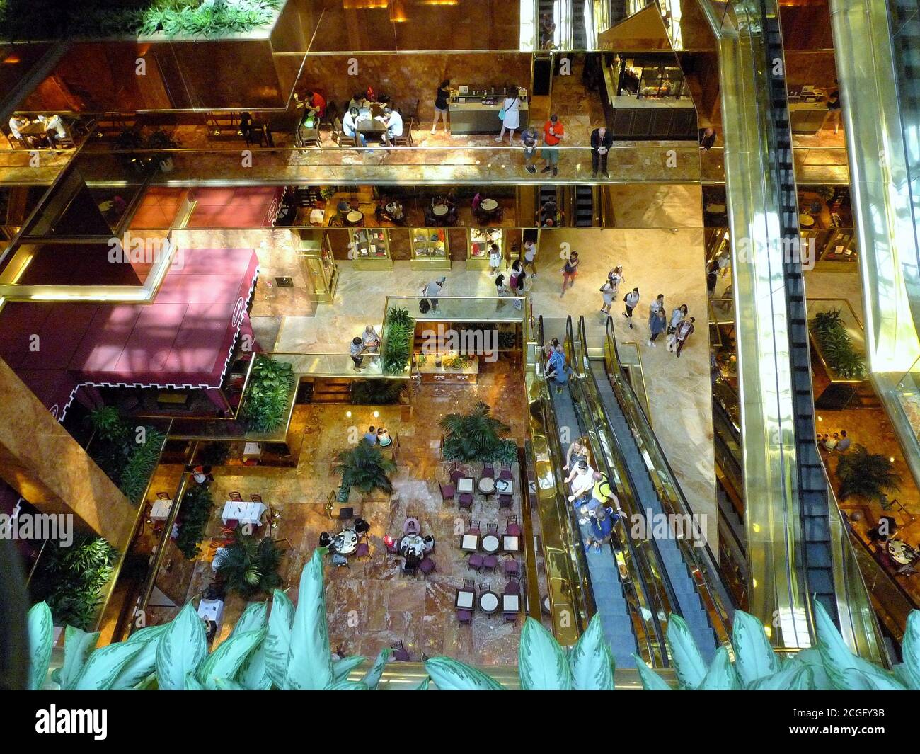 PEOPLE,SHOPS AND ESCALATORS INSIDE THE TRUMP TOWER Stock Photo - Alamy