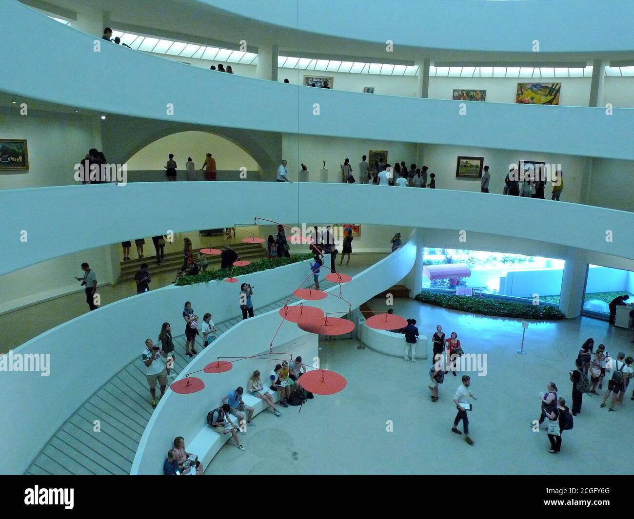 PEOPLE INSIDE THE GUGGENHEIM MUSEUM Stock Photo - Alamy