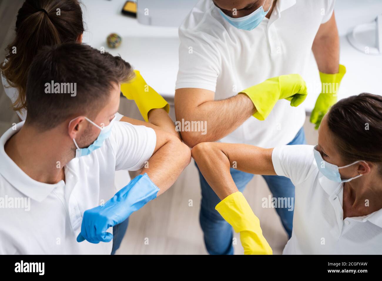 Office group huddle hi-res stock photography and images - Alamy