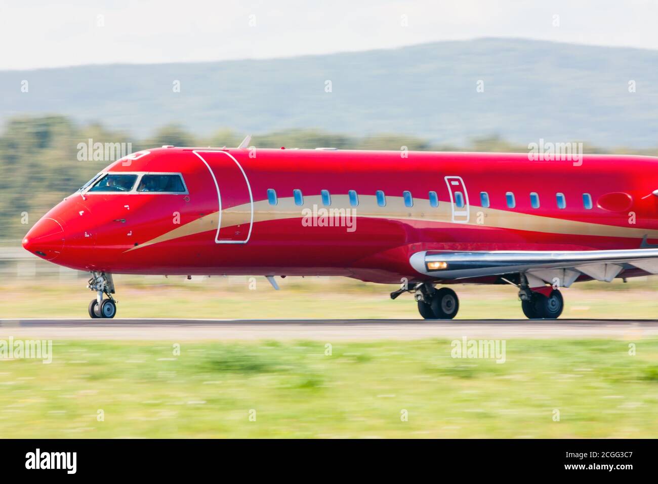 Passenger airplane heading on hi-res stock photography and images - Alamy