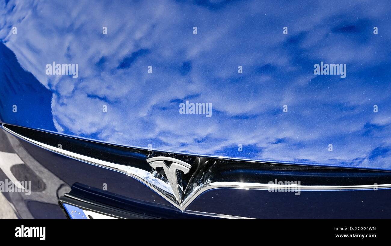 10 September 2020, Berlin: Tesla's logo on a car with the clouds ...
