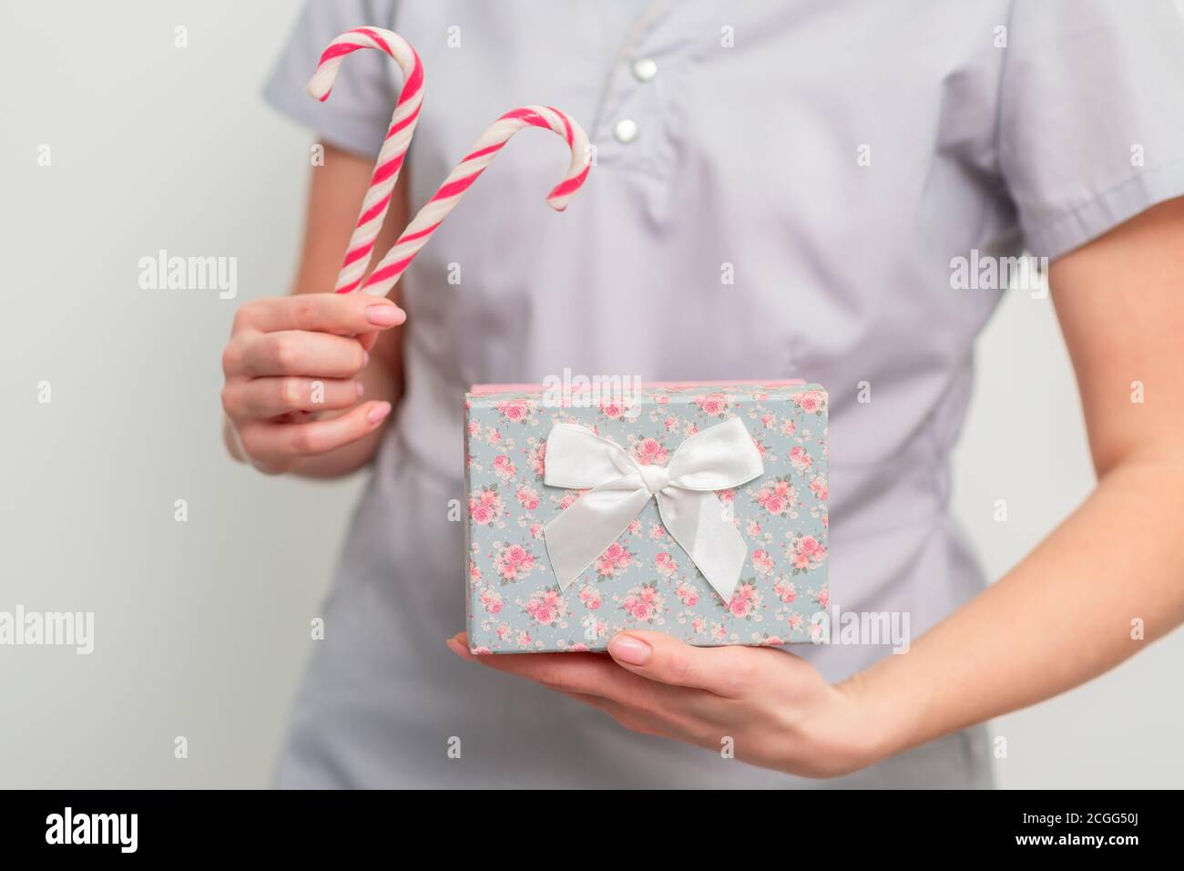 Female doctor giving candy hi-res stock photography and images - Alamy