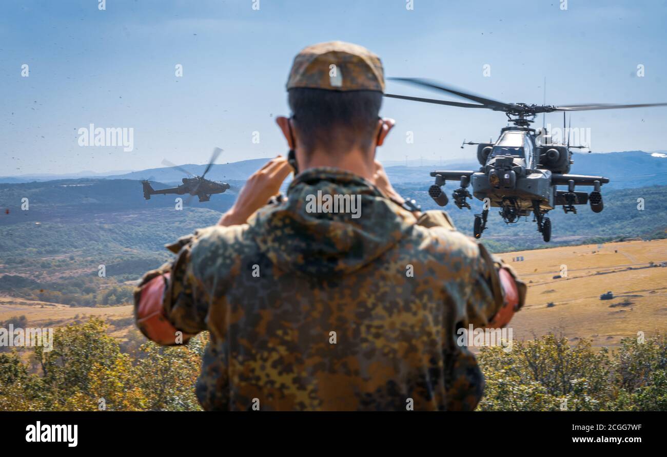 An AH-64 Apache from A Co, 1-3 Attack Reconnaissance Battalion make a ...