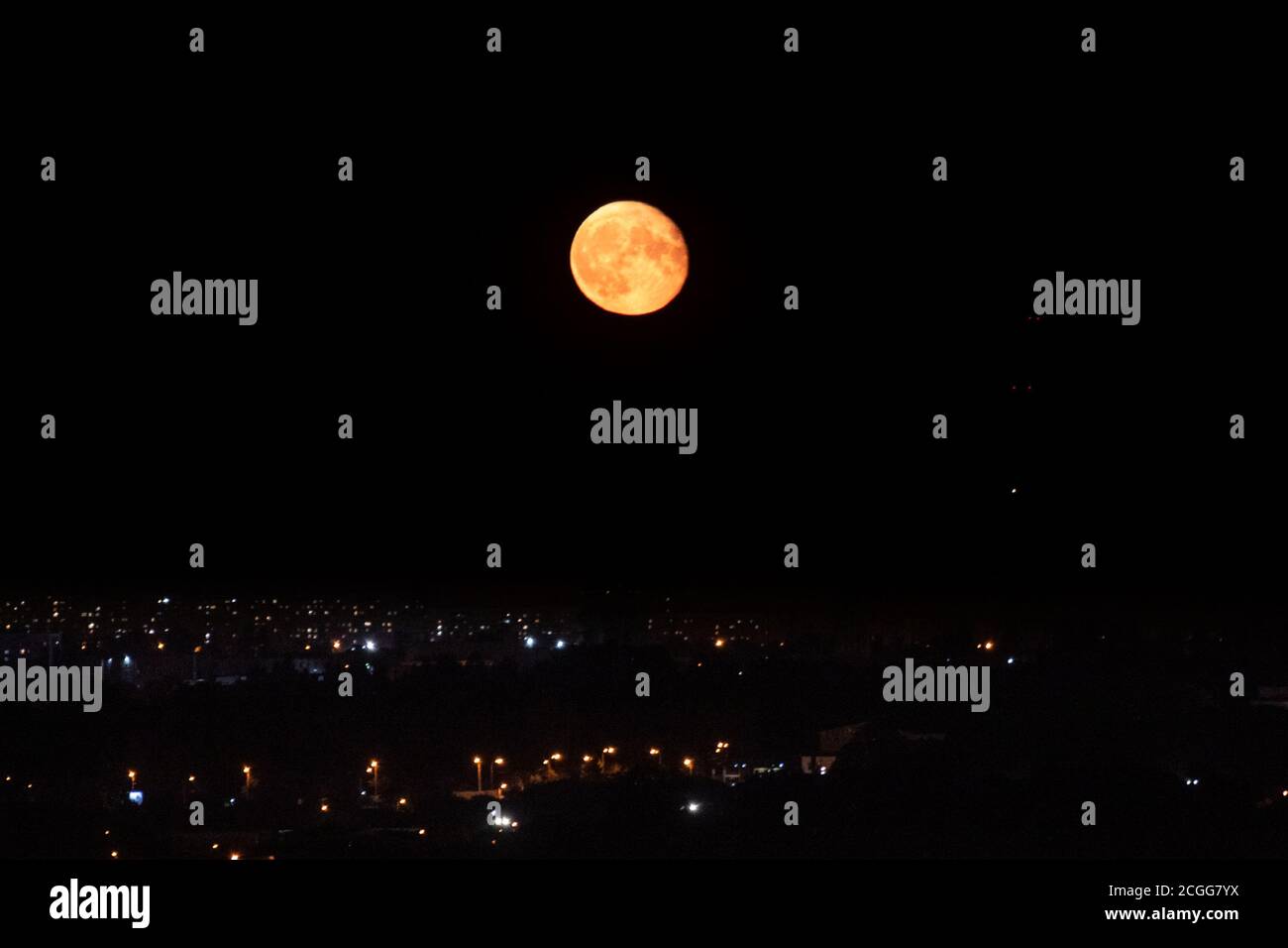 Night sky above city hi-res stock photography and images - Alamy