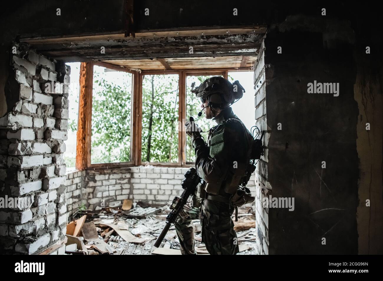 Military soldier talking radio walkie talkie hi-res stock photography ...