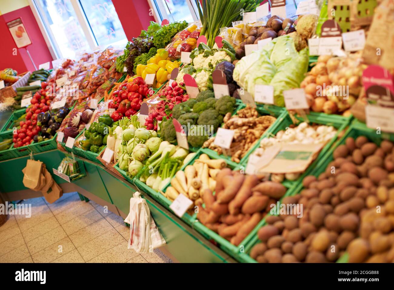 Large fresh vegetable counter is in the supermarket Stock Photo - Alamy