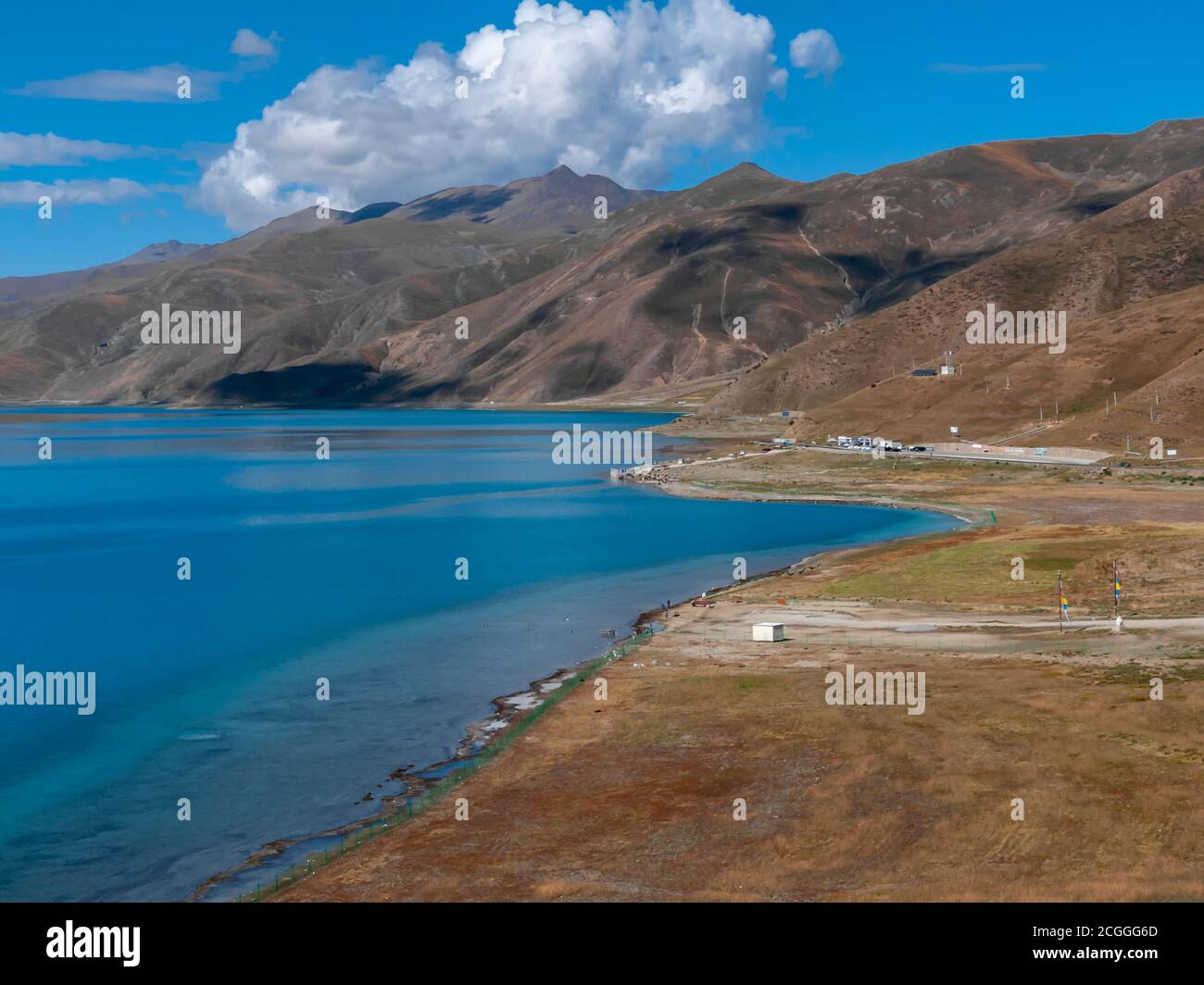 Yamdrok Lake, one of the three largest sacred lakes in Tibet Stock Photo - Alamy