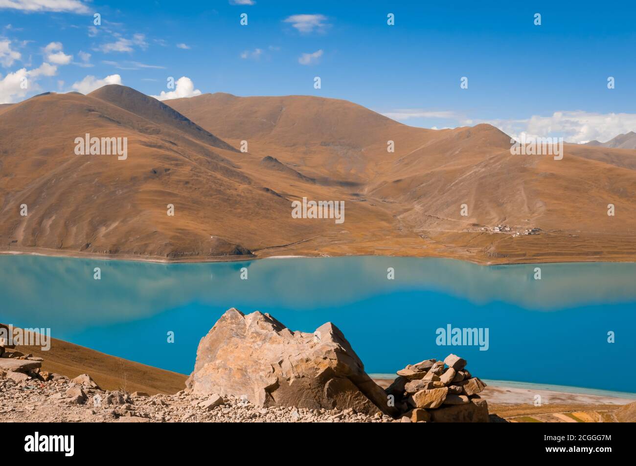 Yamdrok Lake, one of the three largest sacred lakes in Tibet Stock Photo - Alamy