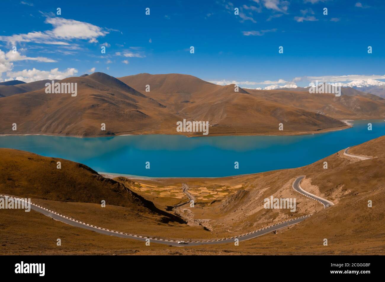 Yamdrok Lake, one of the three largest sacred lakes in Tibet Stock Photo - Alamy