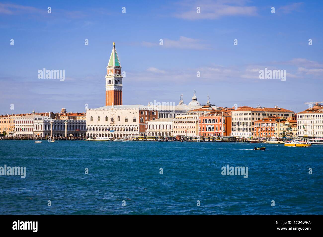 Basilica venice canal hi-res stock photography and images - Alamy