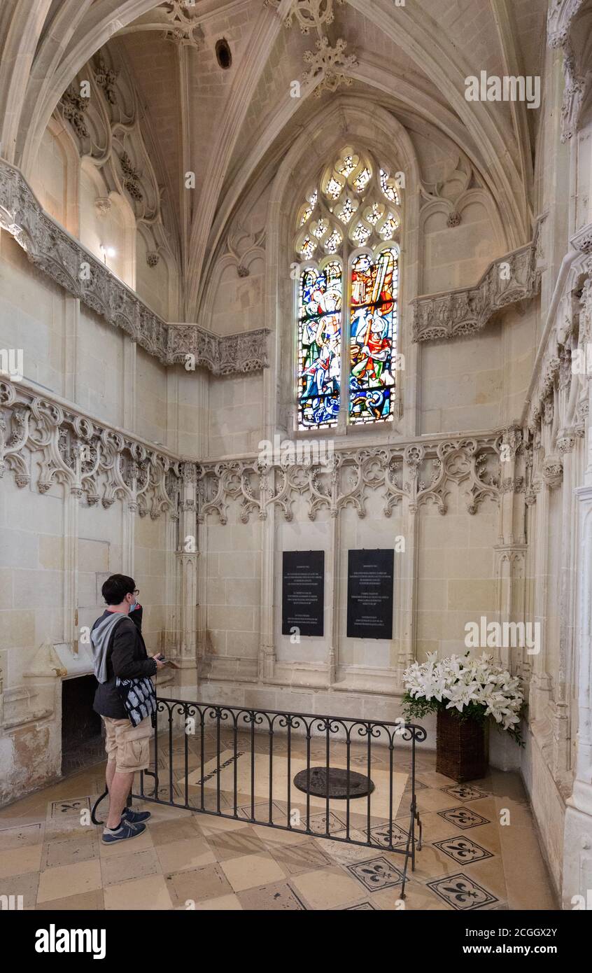 A tourist looking at the tomb of Leonardo da Vinci in the Chapel of ...