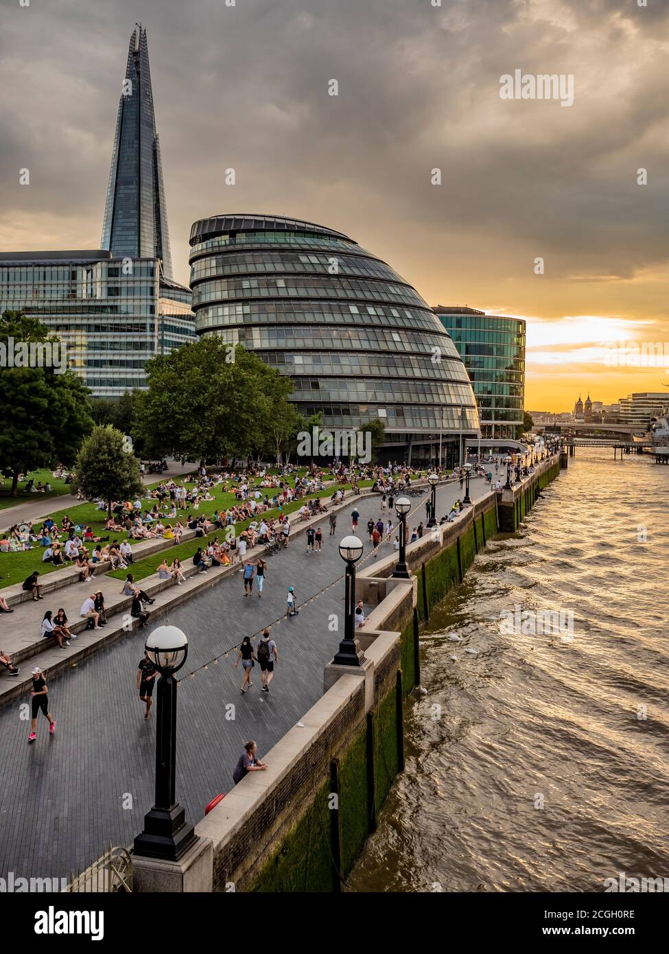 London landmark people sunset hi-res stock photography and images - Alamy