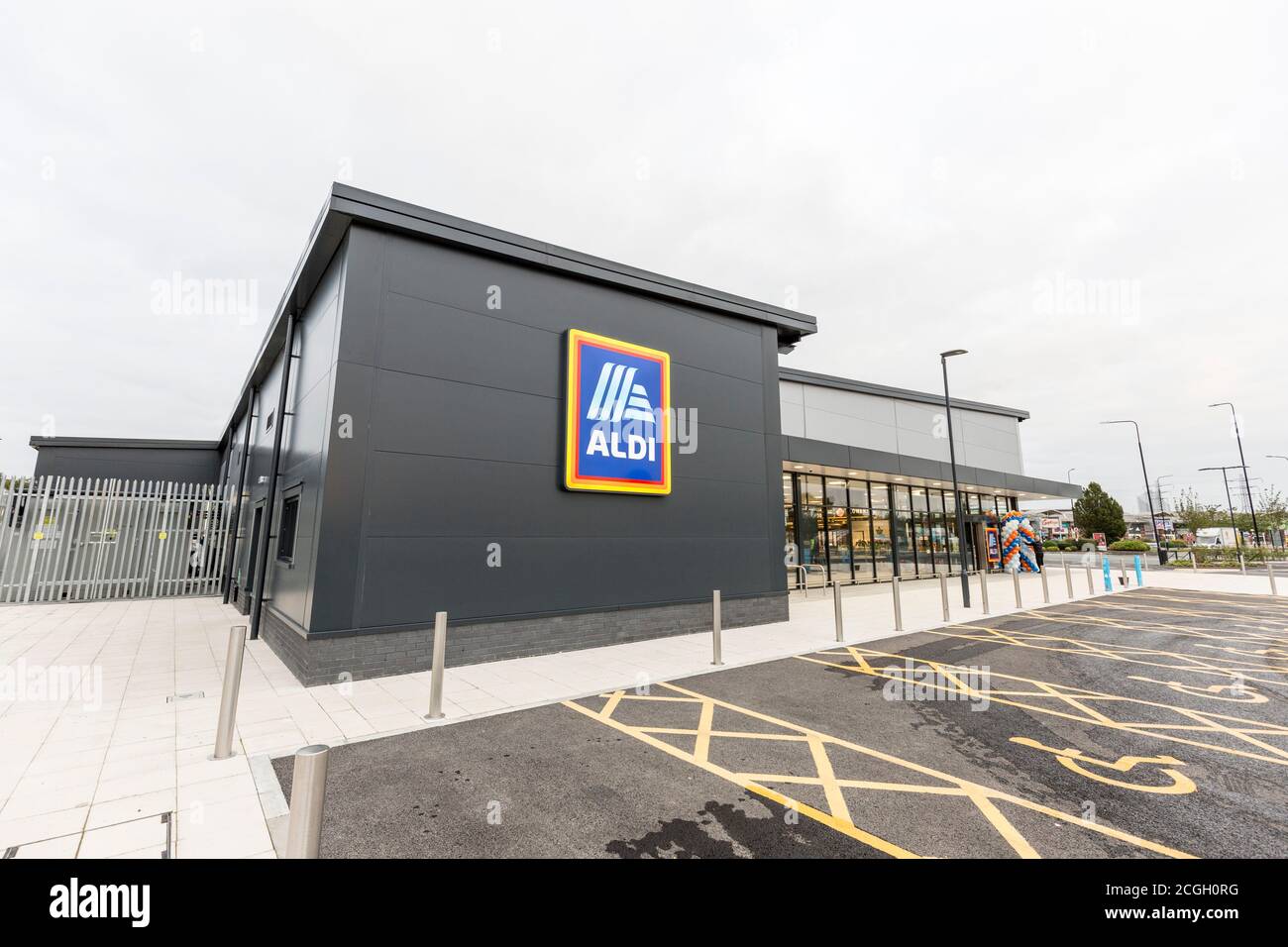 Supermarket exterior hi-res stock photography and images - Alamy