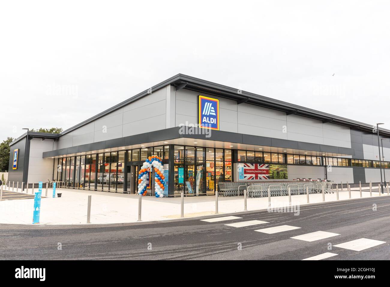 Supermarket exterior hi-res stock photography and images - Alamy