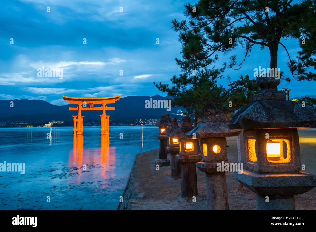 Japanese temple lantern lit night hi-res stock photography and images ...