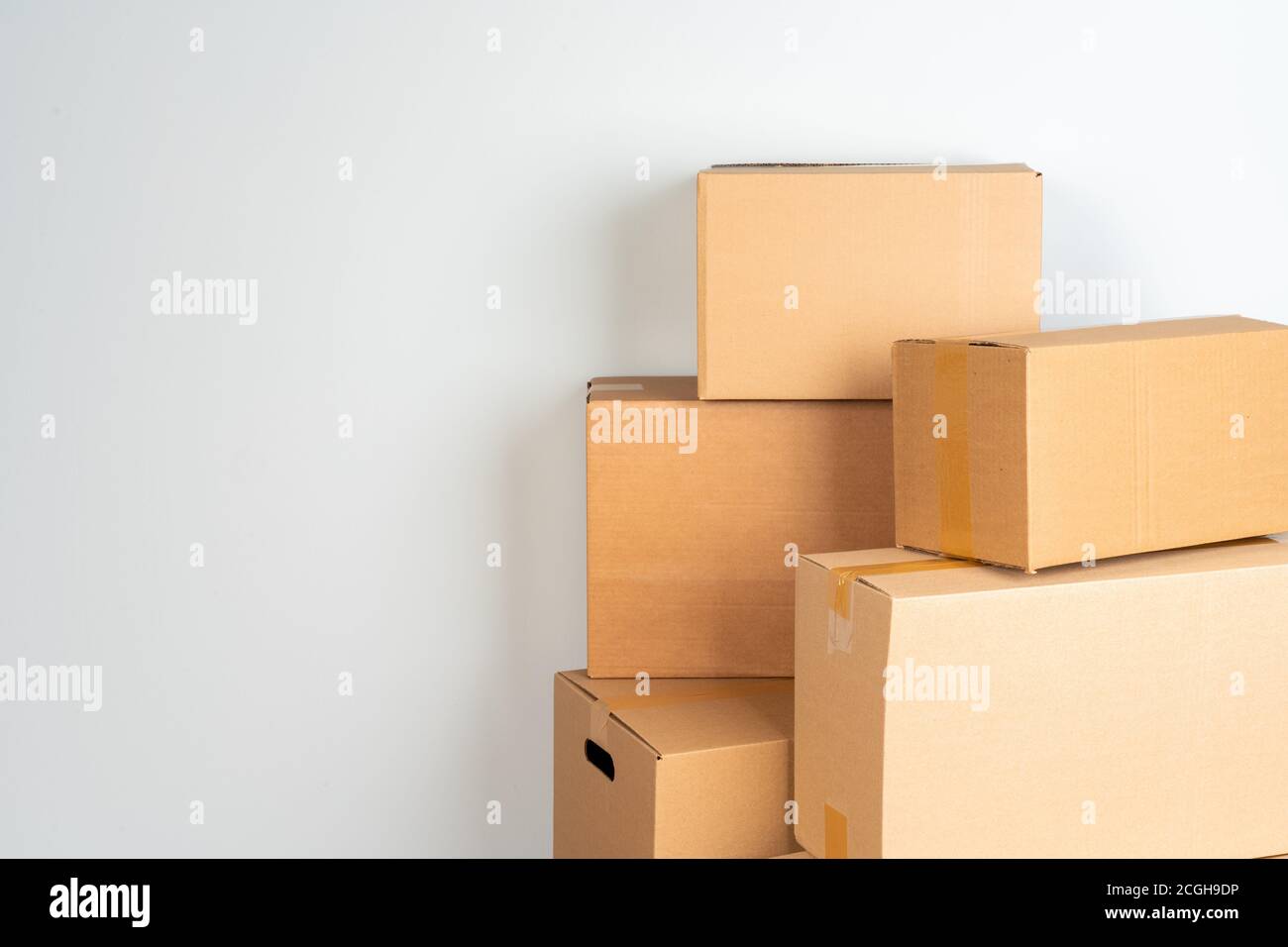 Close up photo of a stack of moving boxes Stock Photo - Alamy