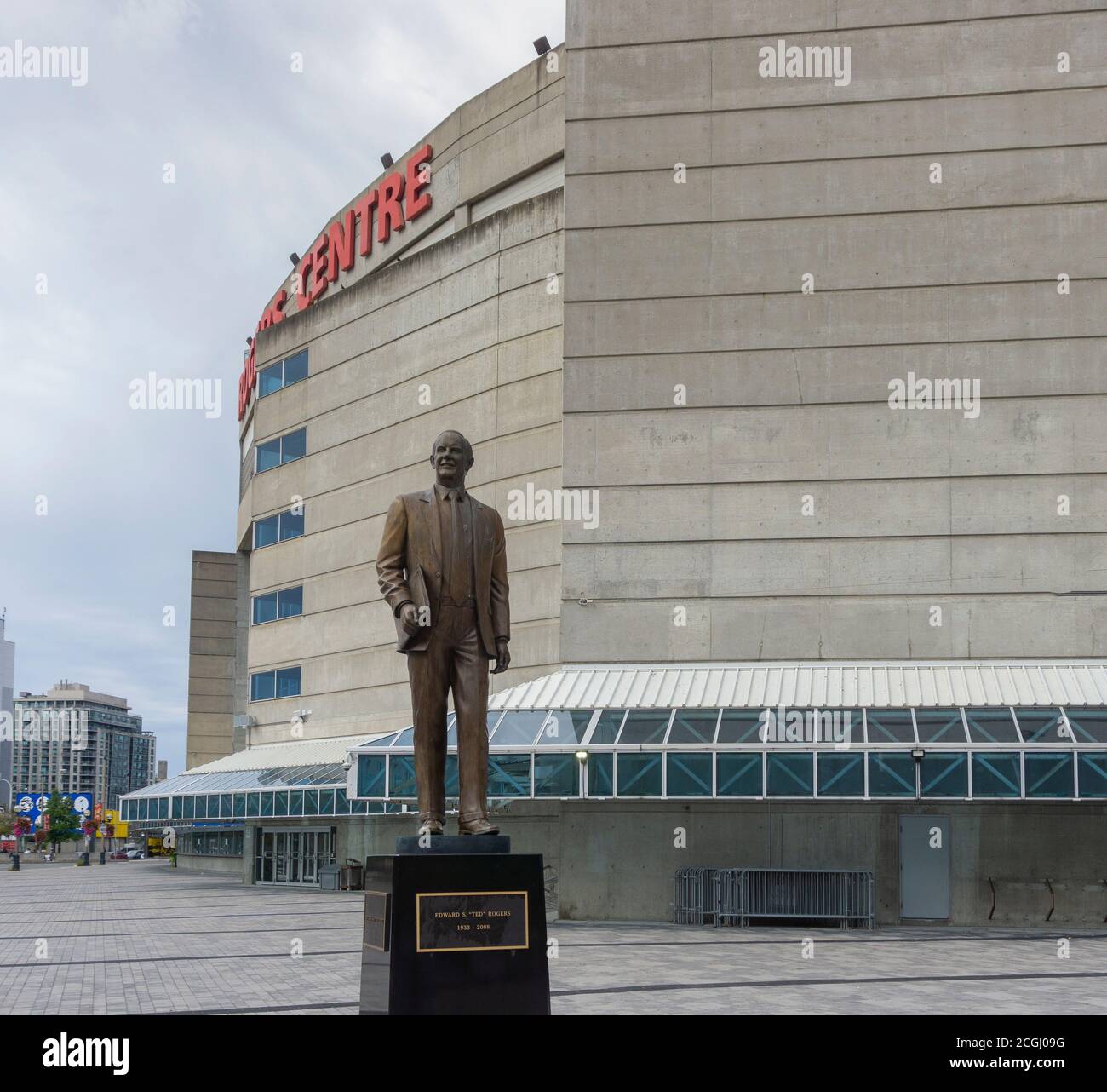 Toronto outdoor statue ted rogers hi-res stock photography and images ...