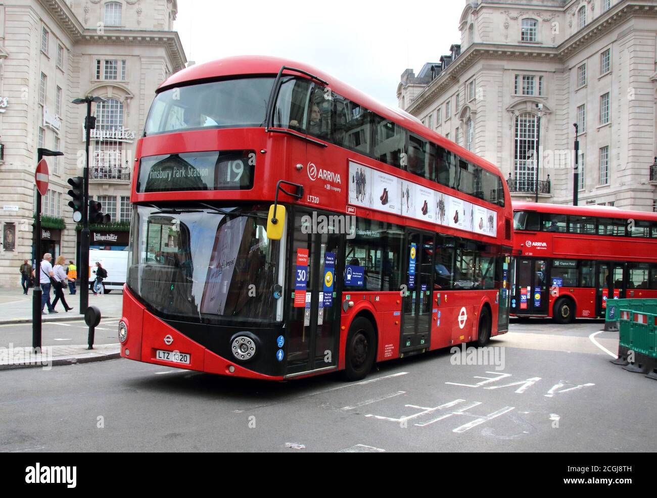 London buses turn the corner onto Piccadilly Circus Stock Photo - Alamy
