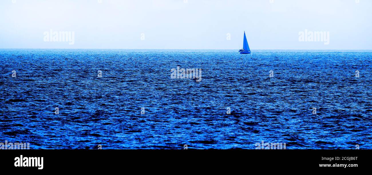 Single mast sailboat hi-res stock photography and images - Alamy