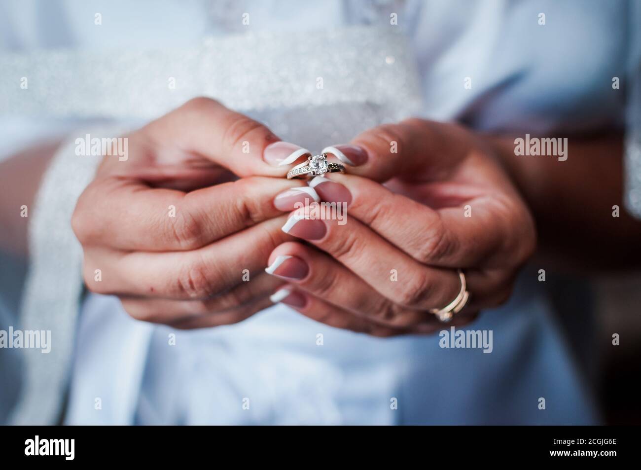 Hand holding gold jewellery hi-res stock photography and images - Alamy