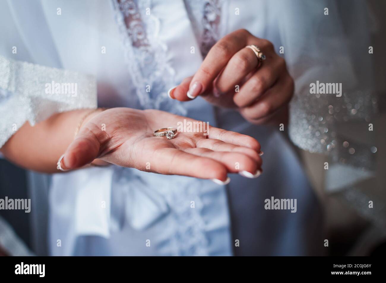 Hand holding gold jewellery hi-res stock photography and images - Alamy
