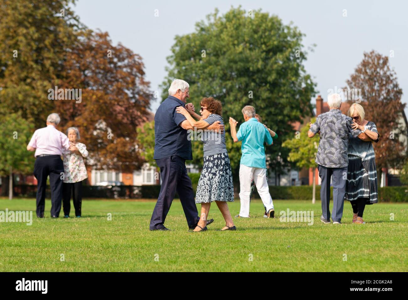 Elderly people dancing hi-res stock photography and images - Alamy