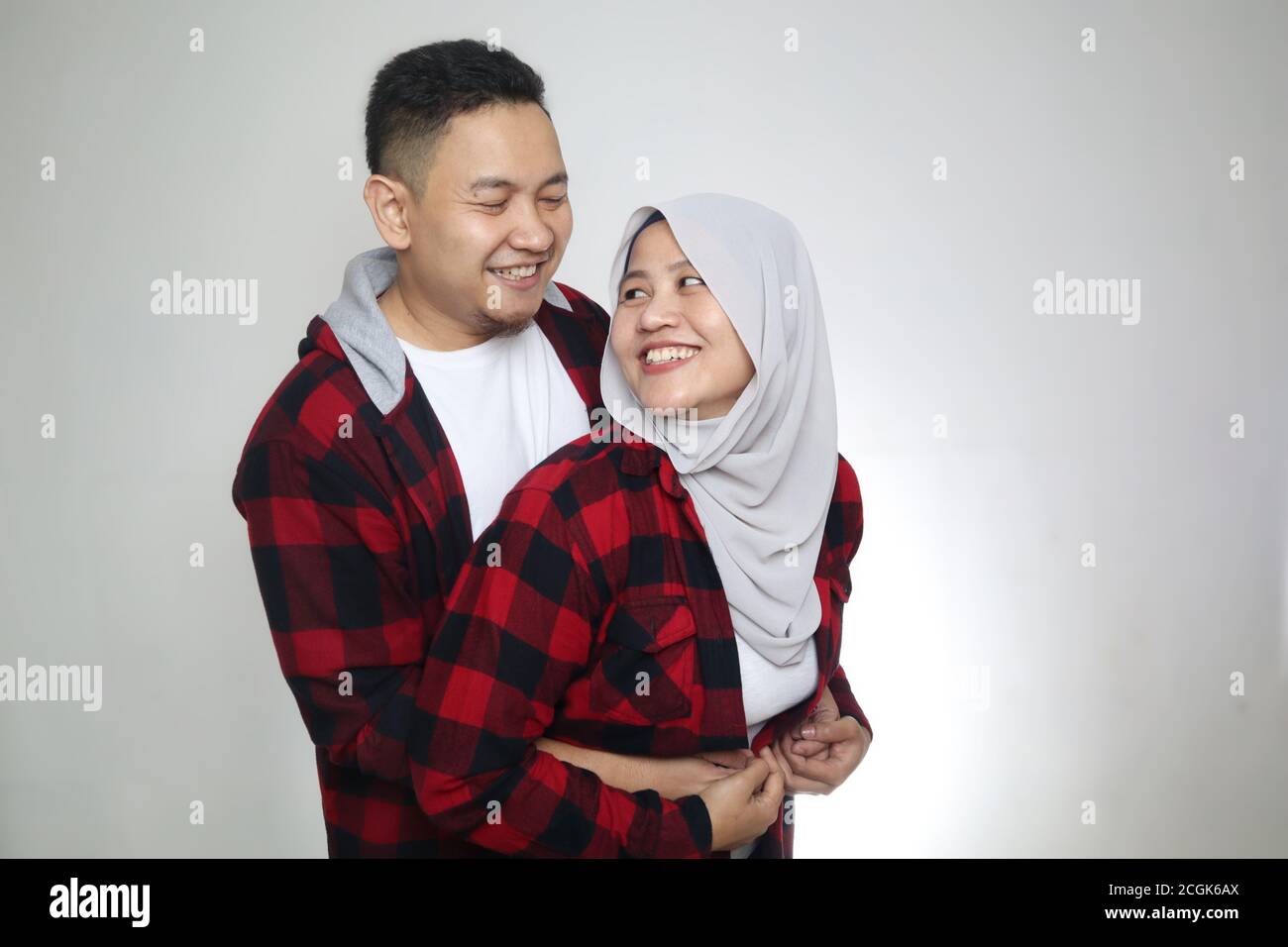 Portrait of happy Asian muslim couple smiling, husband and wife hugging ...