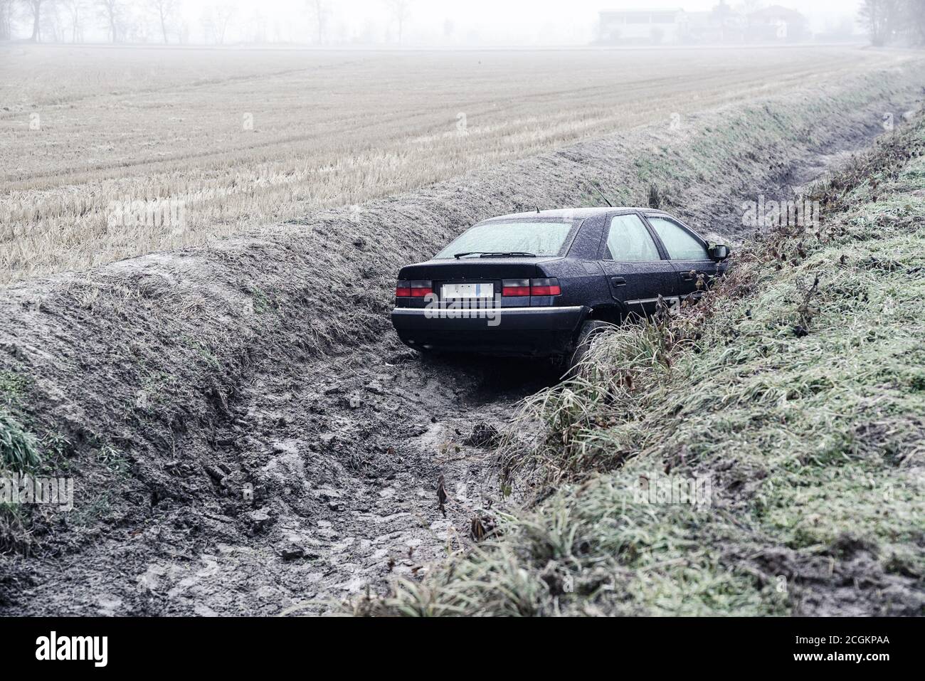 Car in ditch hi-res stock photography and images - Alamy