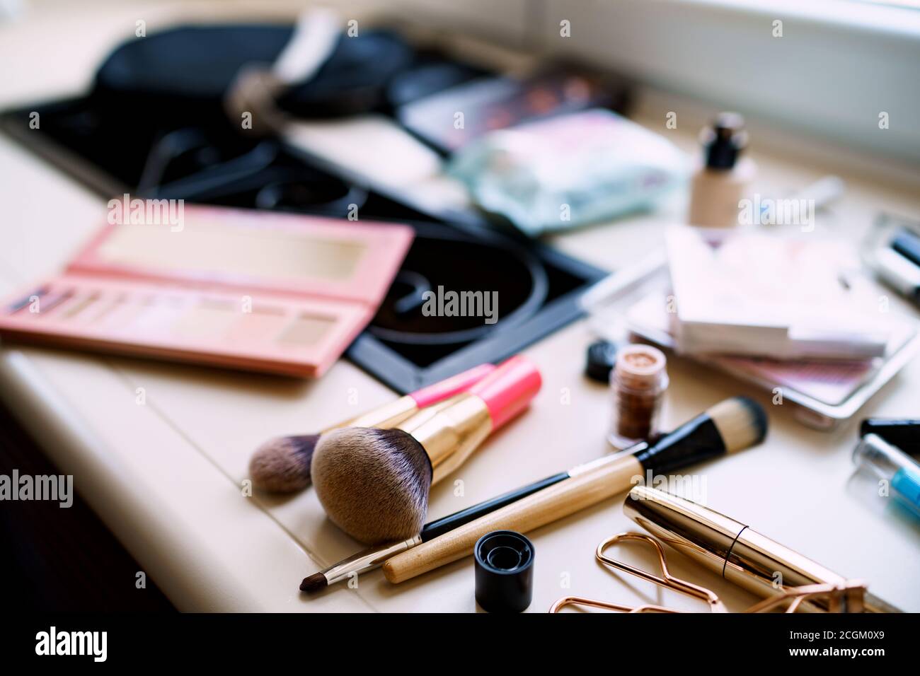 Scissors for curling eyelashes hi-res stock photography and images - Alamy