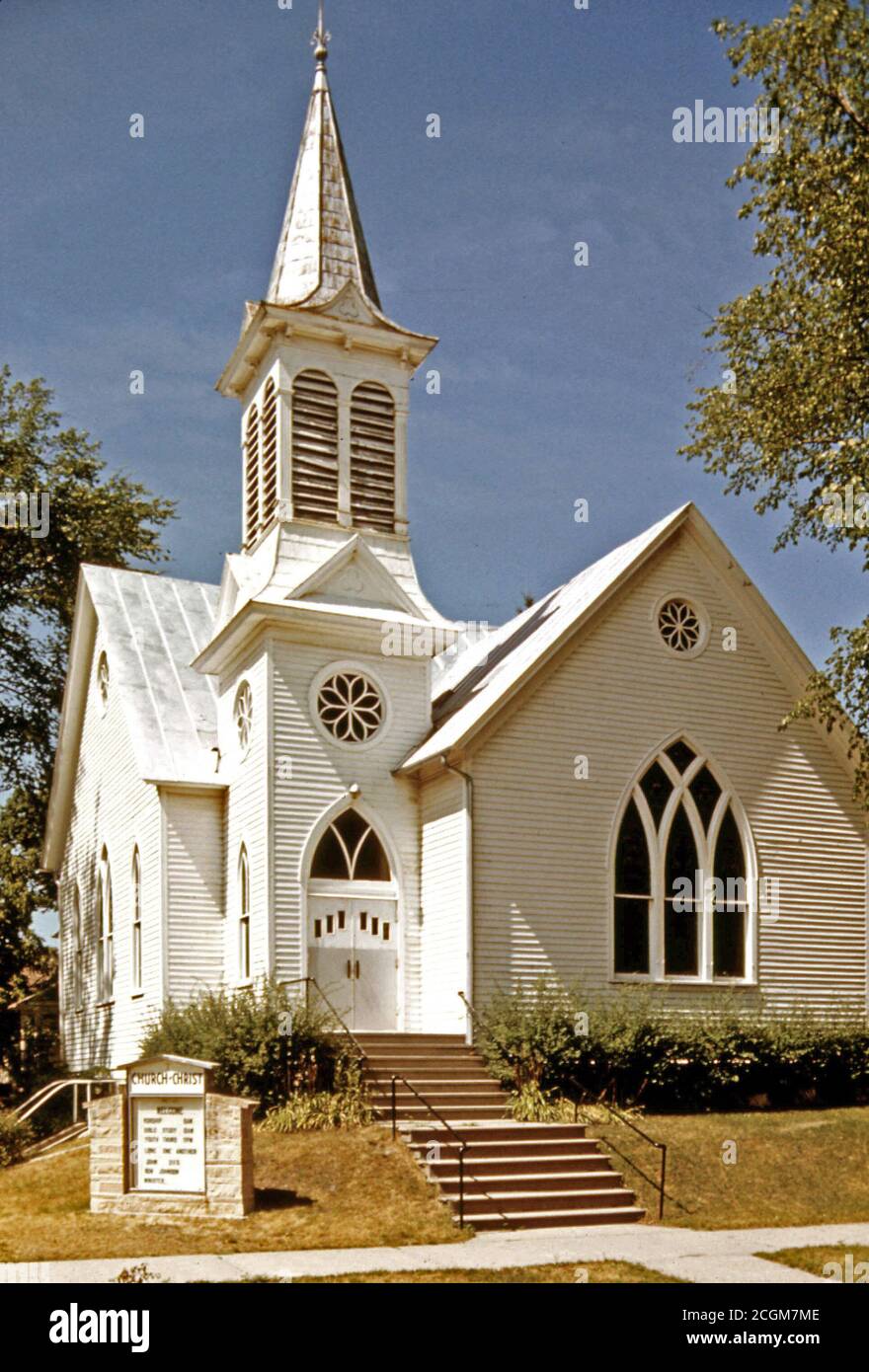 Non traditional church of christ building hi-res stock photography and ...