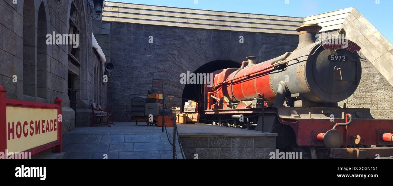 Hogwarts Express train at Hogsmeade, Universal Studios Hollywood ...