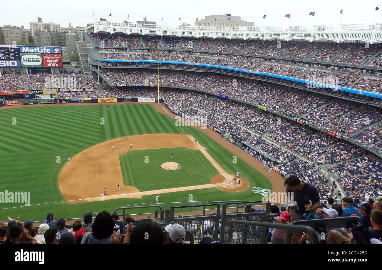 Yankees stadium crowd hi-res stock photography and images - Alamy