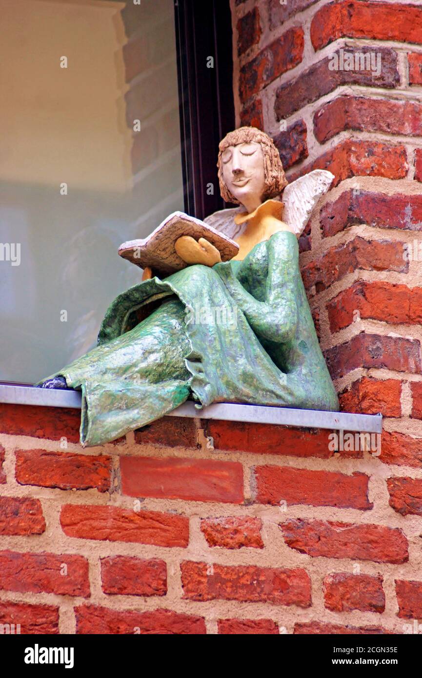 Statue outside a building hi-res stock photography and images - Alamy